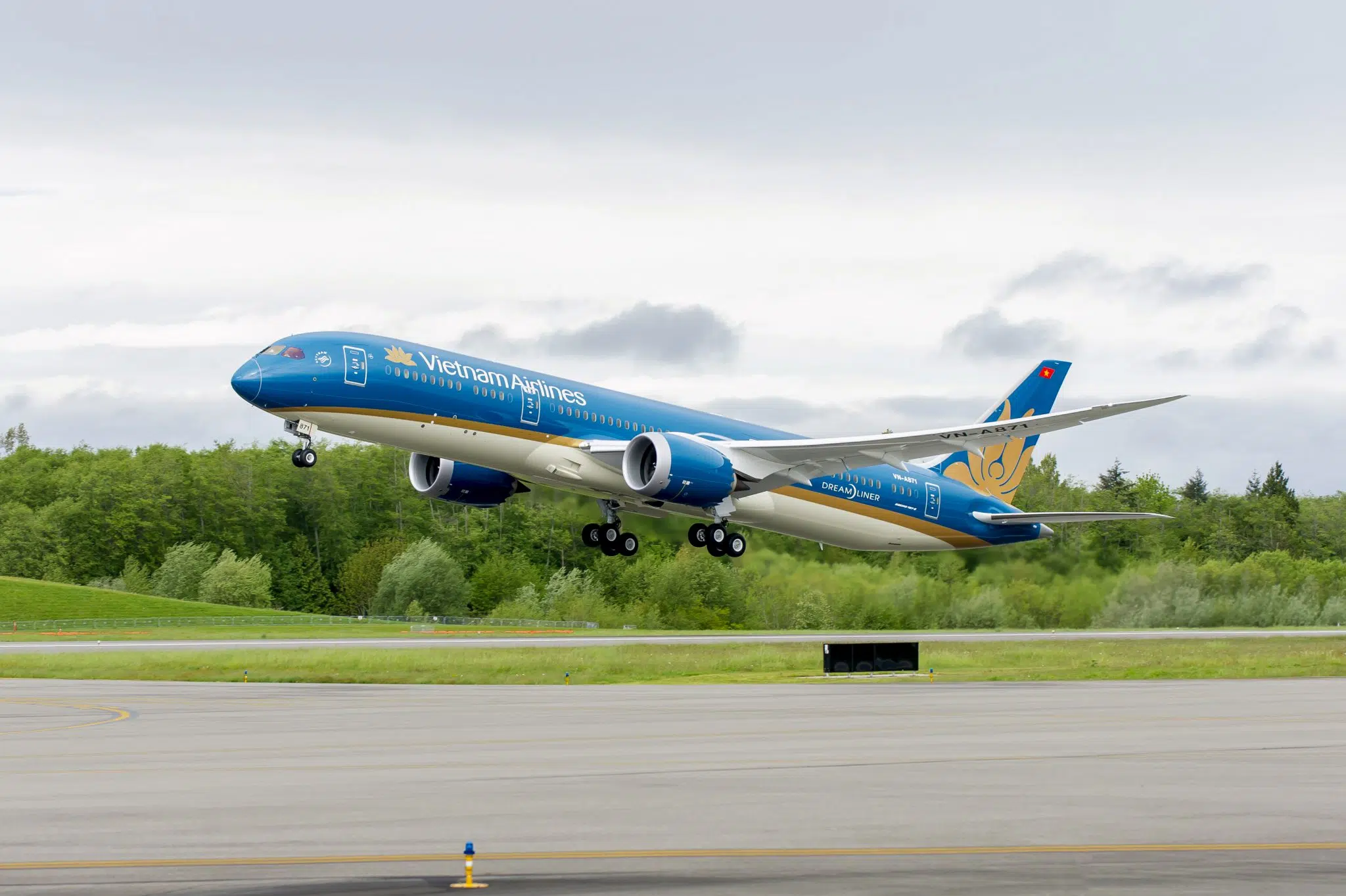 Vietnam Airlines continues to increase flights to serve the Lunar New ...